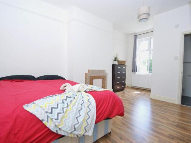 6 Bedroom Shared Living/roommate London London 90562508