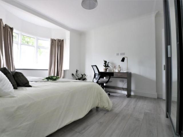 6 Bedroom Shared Living/roommate London London 90562516