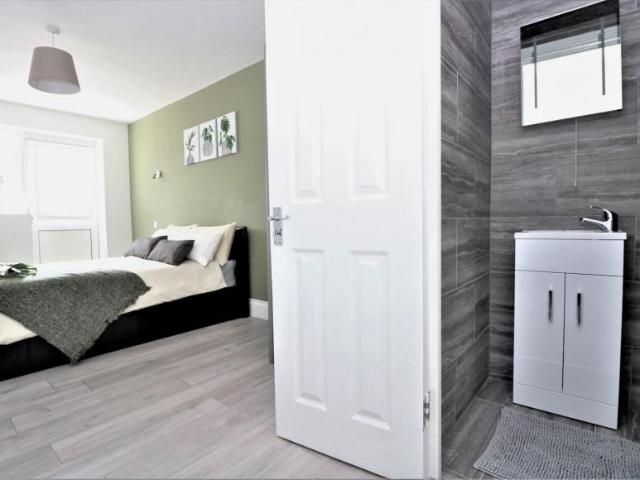 6 Bedroom Shared Living/roommate London London 90562522
