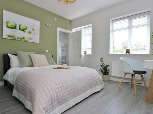 6 Bedroom Shared Living/roommate London London 90562655