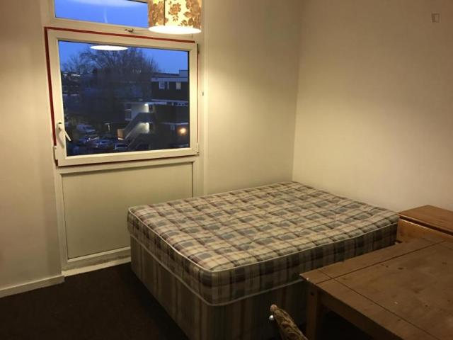 6 Bedroom Shared Living/roommate London London 90562791