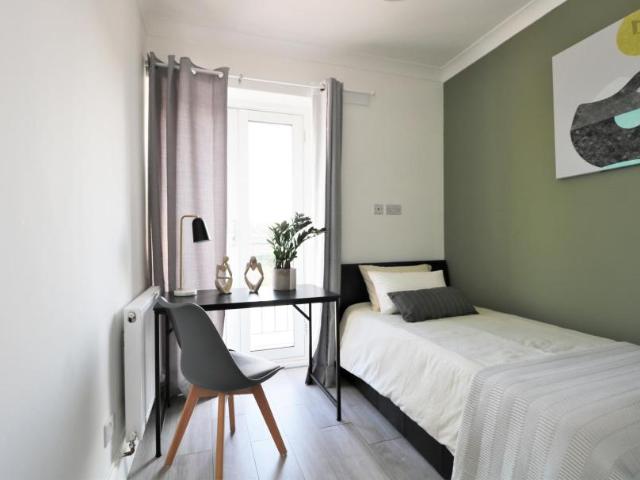 6 Bedroom Shared Living/roommate London London 90562829