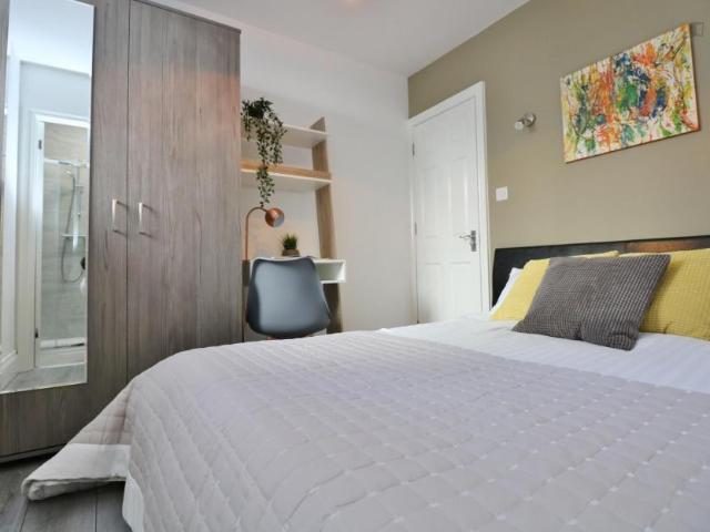 6 Bedroom Shared Living/roommate London London 90562907