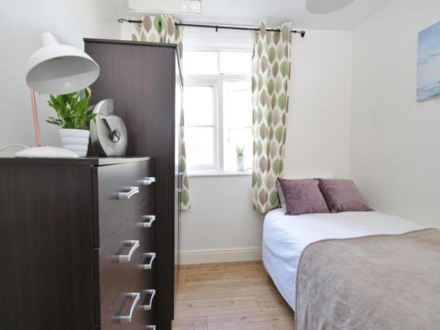 6 Bedroom Shared Living/roommate London London 90562109