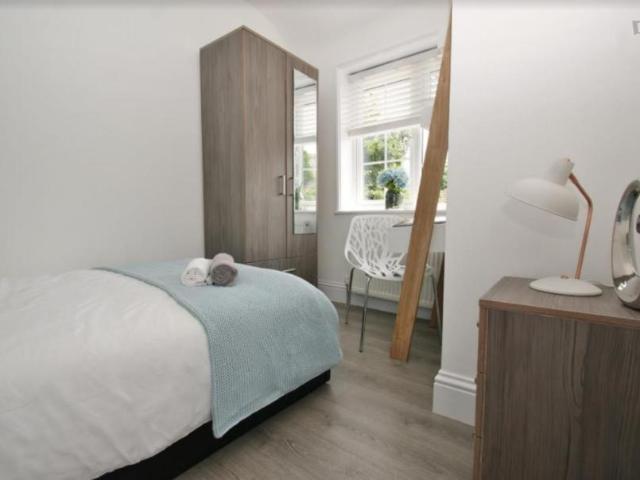 6 Bedroom Shared Living/roommate London London 90562147
