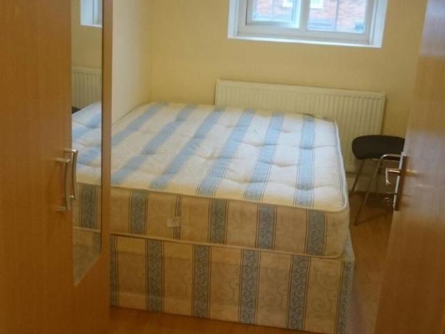6 Bedroom Shared Living/roommate London London 90562159