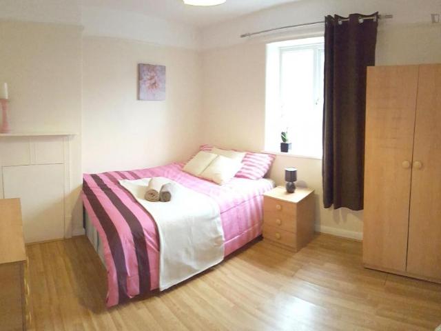 6 Bedroom Shared Living/roommate London London 90562162