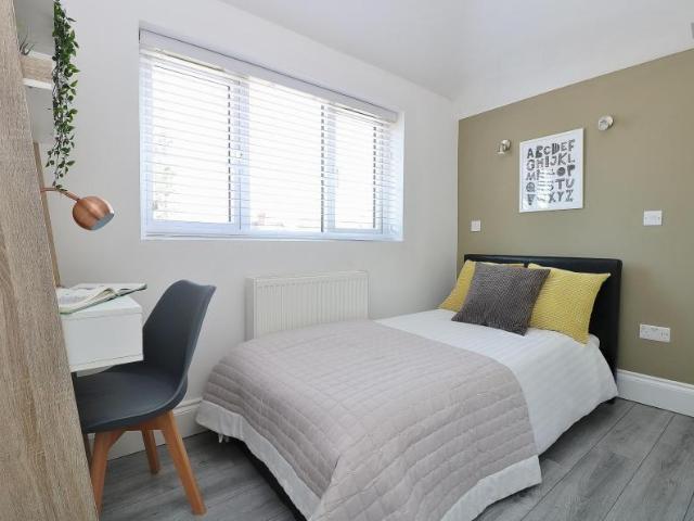 6 Bedroom Shared Living/roommate London London 90562207