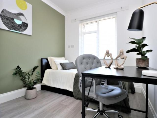 6 Bedroom Shared Living/roommate London London 90562208