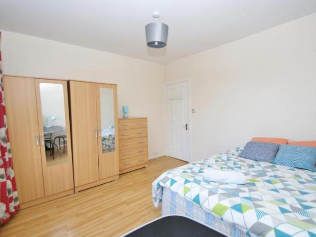 6 Bedroom Shared Living/roommate London London 90562209