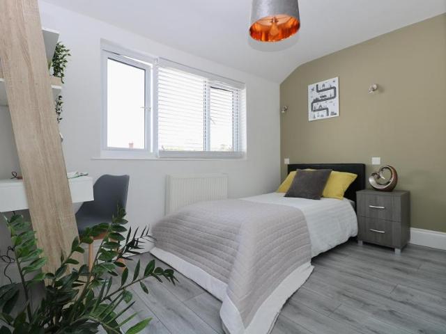 6 Bedroom Shared Living/roommate London London 90562296