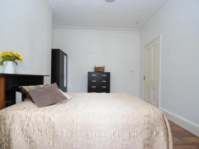 6 Bedroom Shared Living/roommate London London 90562327