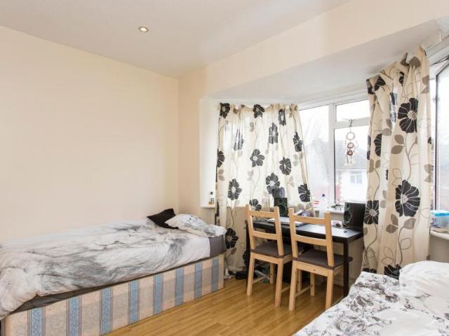 6 Bedroom Shared Living/roommate London London 90562390