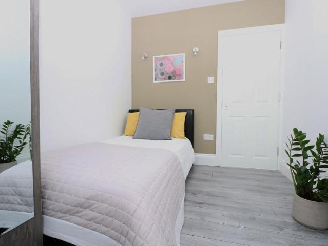 6 Bedroom Shared Living/roommate London London 90562398