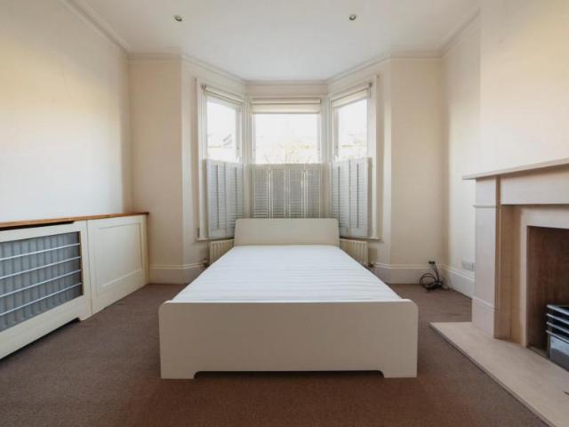 6 Bedroom Shared Living/roommate London London 90563454