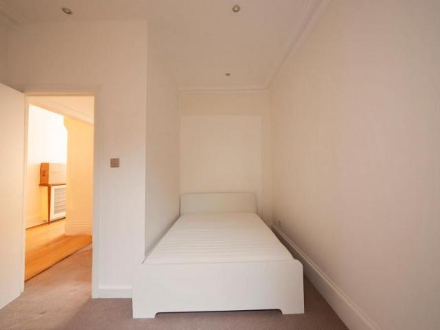 6 Bedroom Shared Living/roommate London London 90563456
