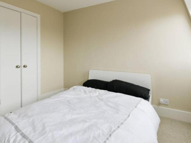 6 Bedroom Shared Living/roommate London London 90563584