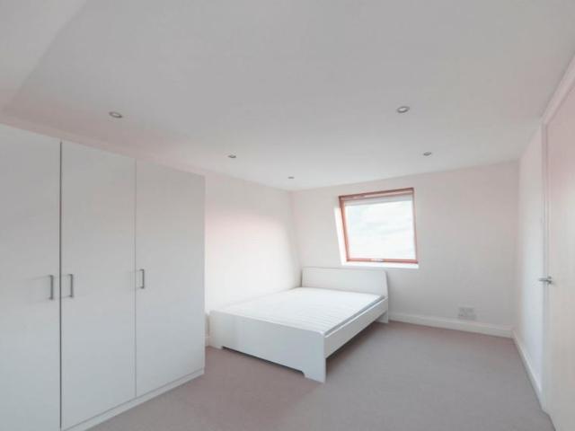 6 Bedroom Shared Living/roommate London London 90563596