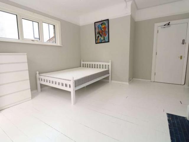 6 Bedroom Shared Living/roommate London London LS86727098