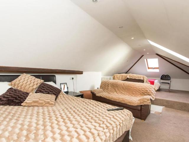 6 Bedroom Shared Living/roommate London London LS90559295