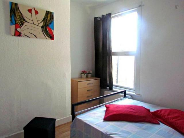 6 Bedroom Shared Living/roommate London London LS90559341