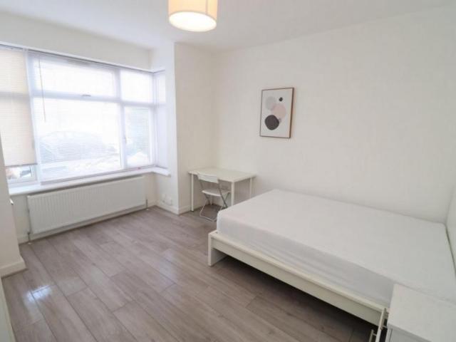 6 Bedroom Shared Living/roommate London London LS90559380