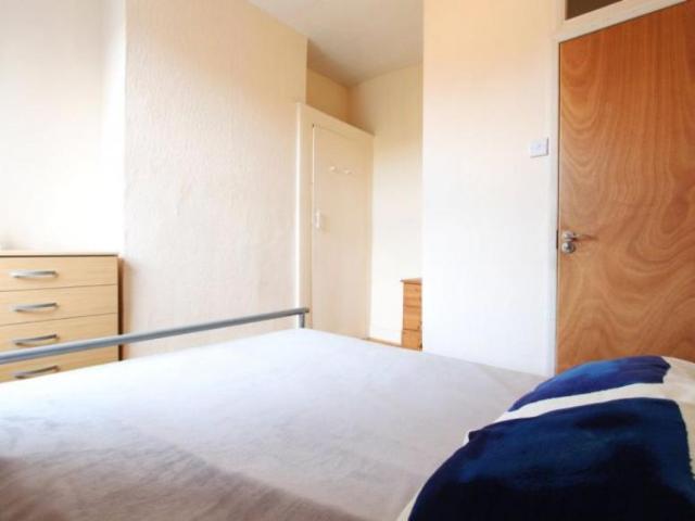 6 Bedroom Shared Living/roommate London London LS90559324