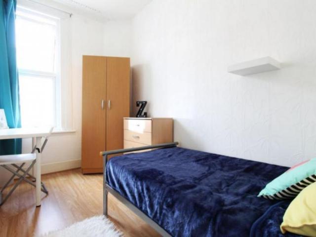 6 Bedroom Shared Living/roommate London London LS90559333