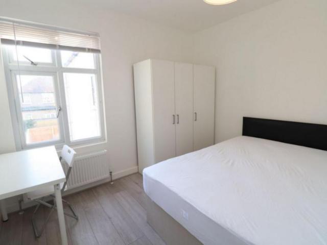 6 Bedroom Shared Living/roommate London London LS90559449