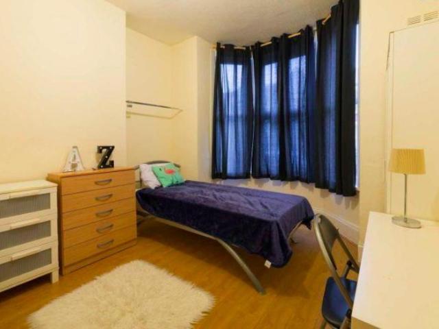 6 Bedroom Shared Living/roommate London London LS90559461