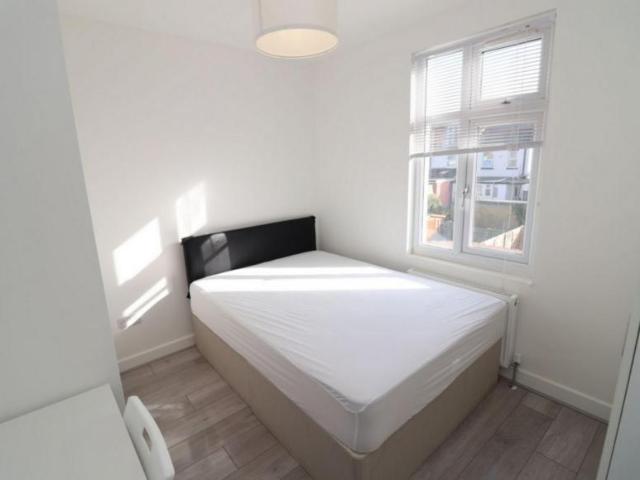6 Bedroom Shared Living/roommate London London LS90559423