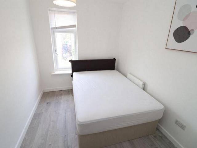 6 Bedroom Shared Living/roommate London London LS90559422