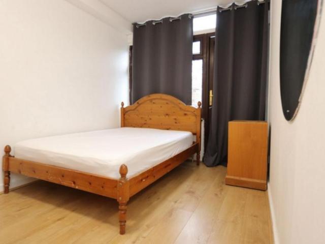 6 Bedroom Shared Living/roommate London London LS90559534