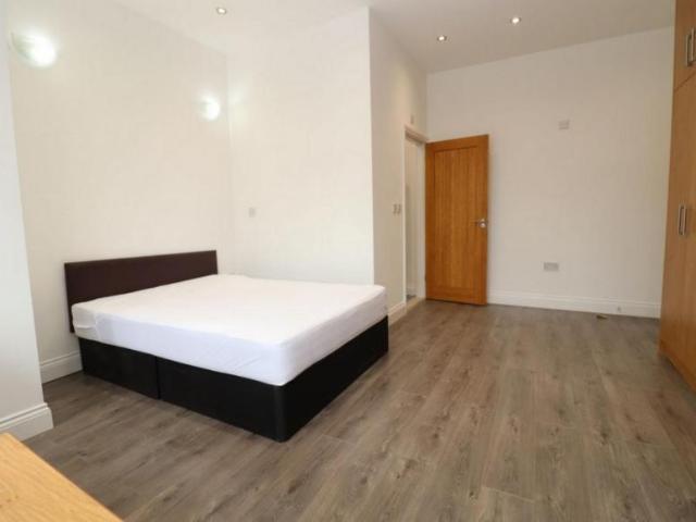 6 Bedroom Shared Living/roommate London London LS90559682