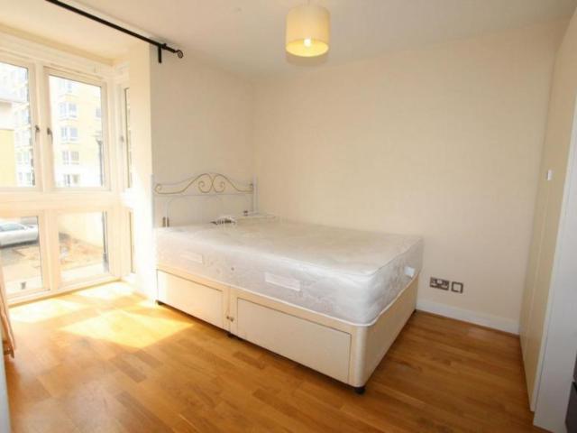 6 Bedroom Shared Living/roommate London London LS90559873