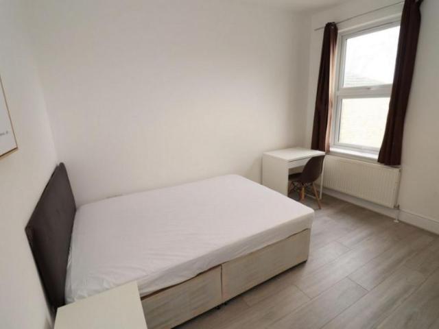 6 Bedroom Shared Living/roommate London London LS90559884