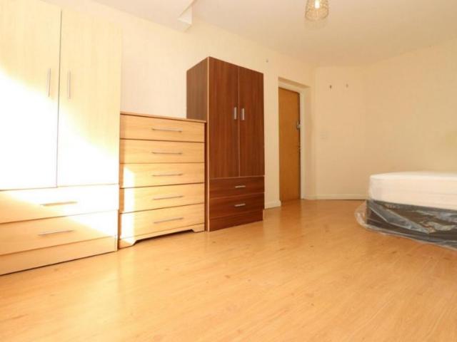 6 Bedroom Shared Living/roommate London London LS90559886