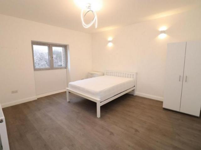 6 Bedroom Shared Living/roommate London London LS90559973