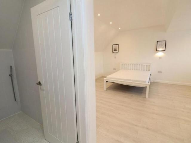 6 Bedroom Shared Living/roommate London London LS90560242