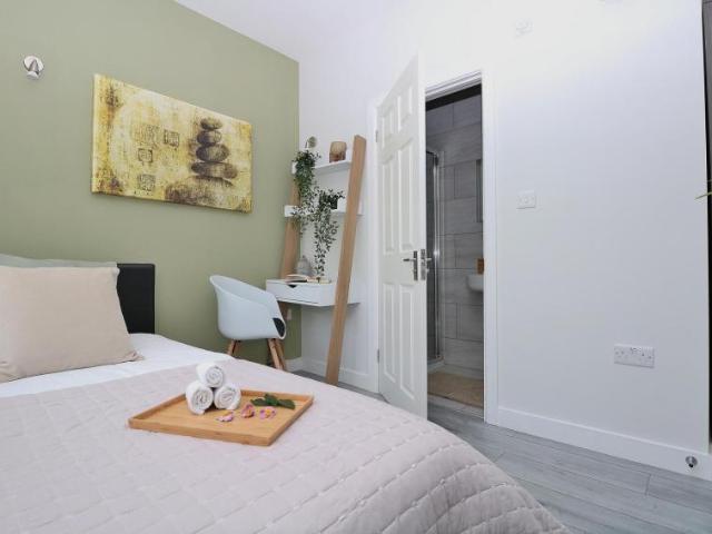 6 Bedroom Shared Living/roommate London London LS90562213