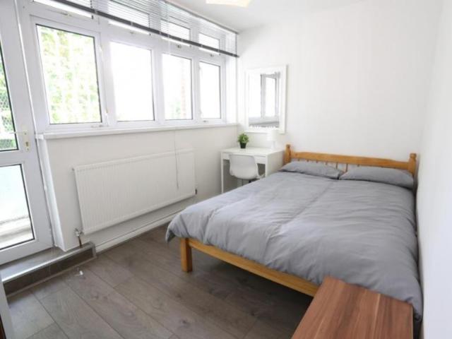 6 Bedroom Shared Living/roommate London London LS90563576