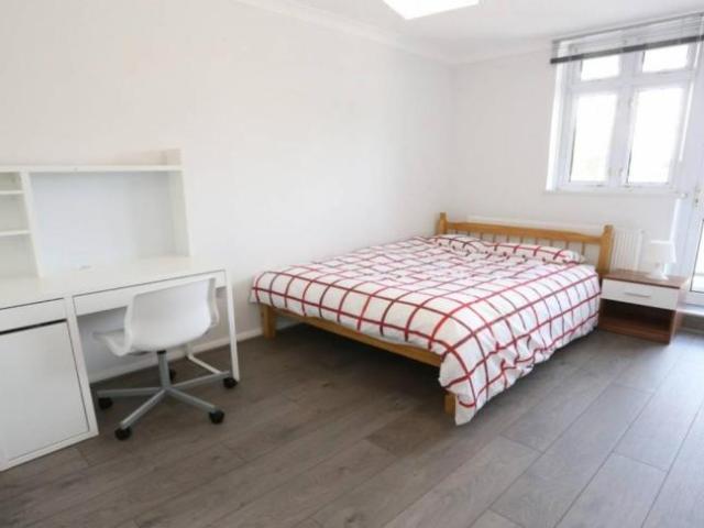 6 Bedroom Shared Living/roommate London London LS90563593