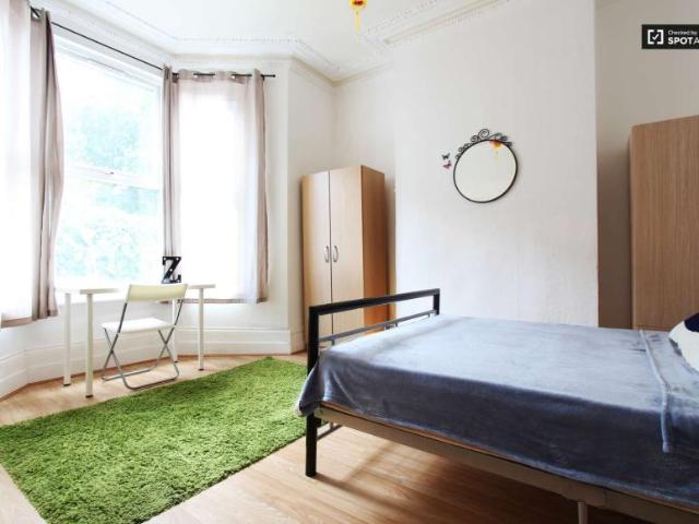 6 Bedroom Shared Living/roommate London London LS100946547