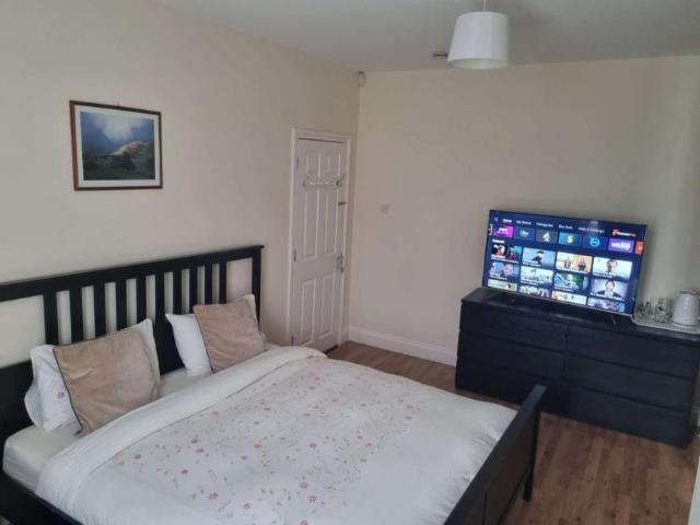 6 Bedroom Shared Living/roommate London London LS101810875