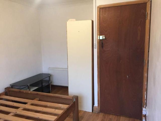 6 Bedroom Shared Living/roommate London London LS101816980