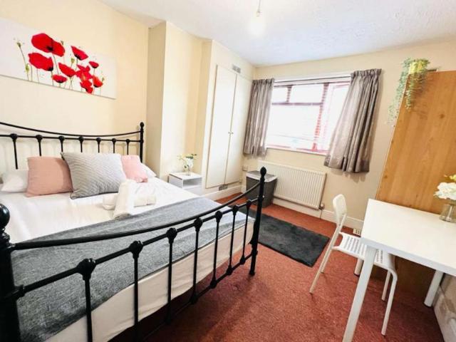 6 Bedroom Shared Living/roommate London London LS101837747