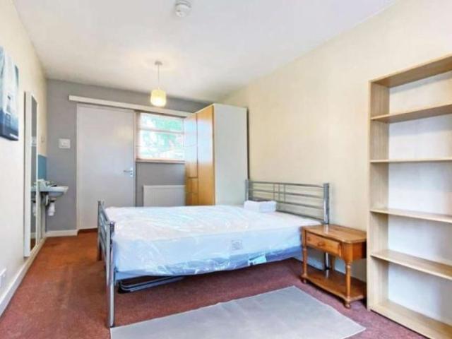 6 Bedroom Shared Living/roommate London London LS101838091