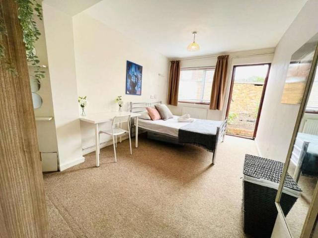 6 Bedroom Shared Living/roommate London London LS101838100