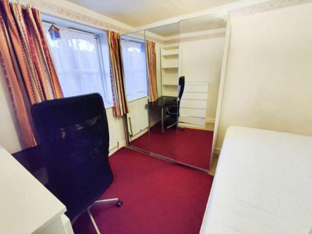 6 Bedroom Shared Living/roommate London London LS101843010