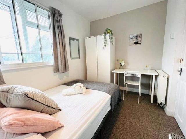 6 Bedroom Shared Living/roommate London London LS101848469